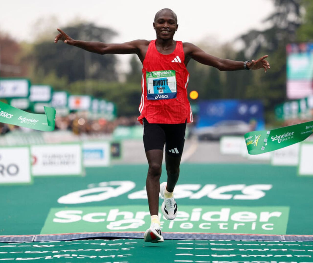Benard Biwott sprints to glory in 2025 Paris Marathon